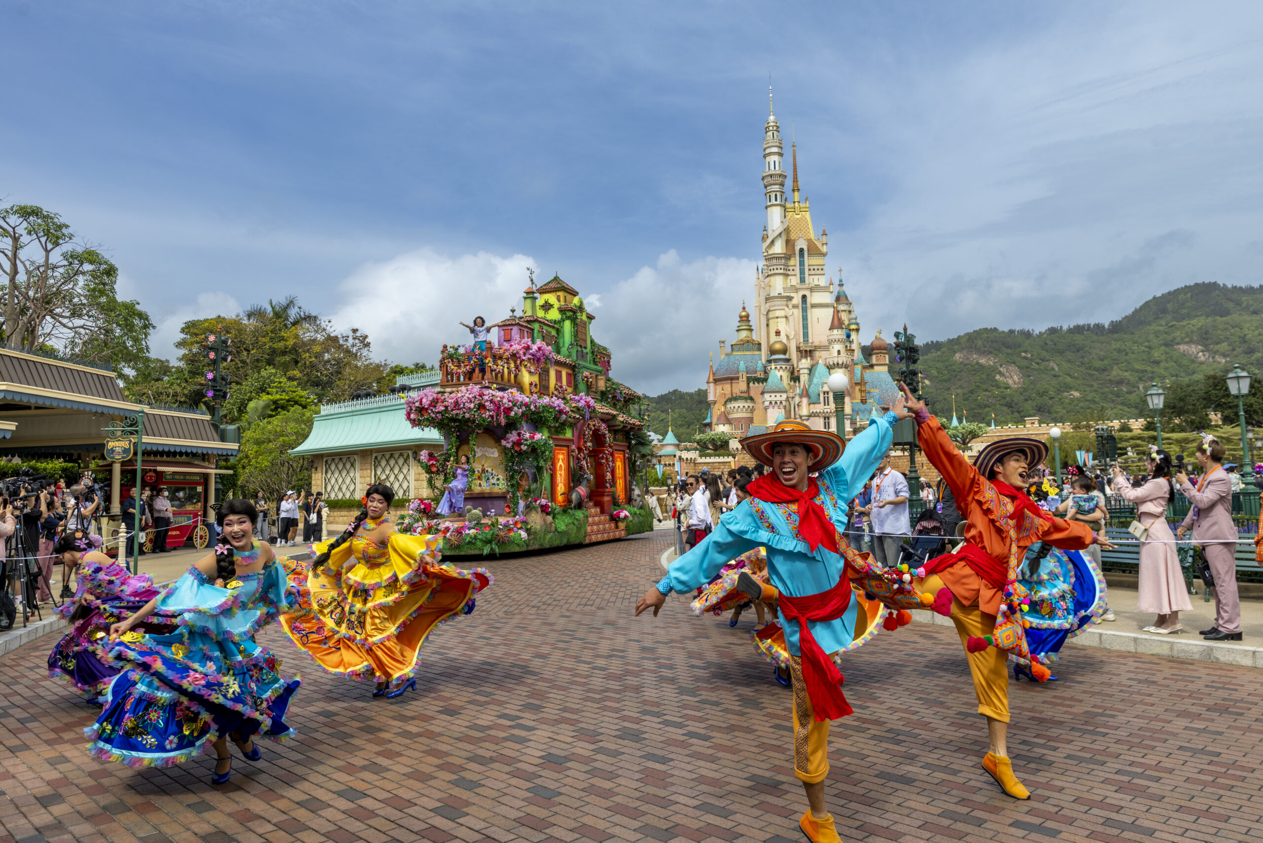 Disney Friends Kick Off HK Disneyland’s 20th on June 28